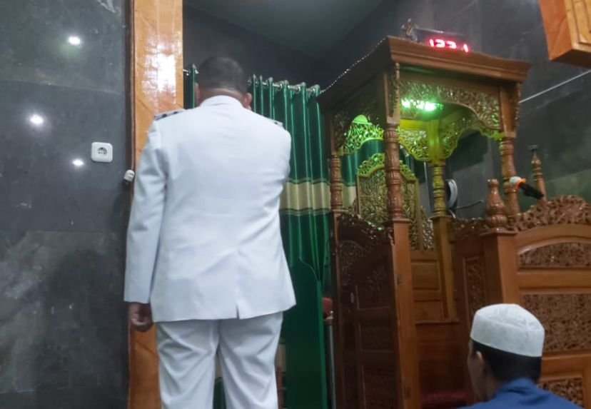 Masya Allah! Hari Pertama Ngantor, Appi Kumandangkan Azan di Masjid Balaikota Makassar ...