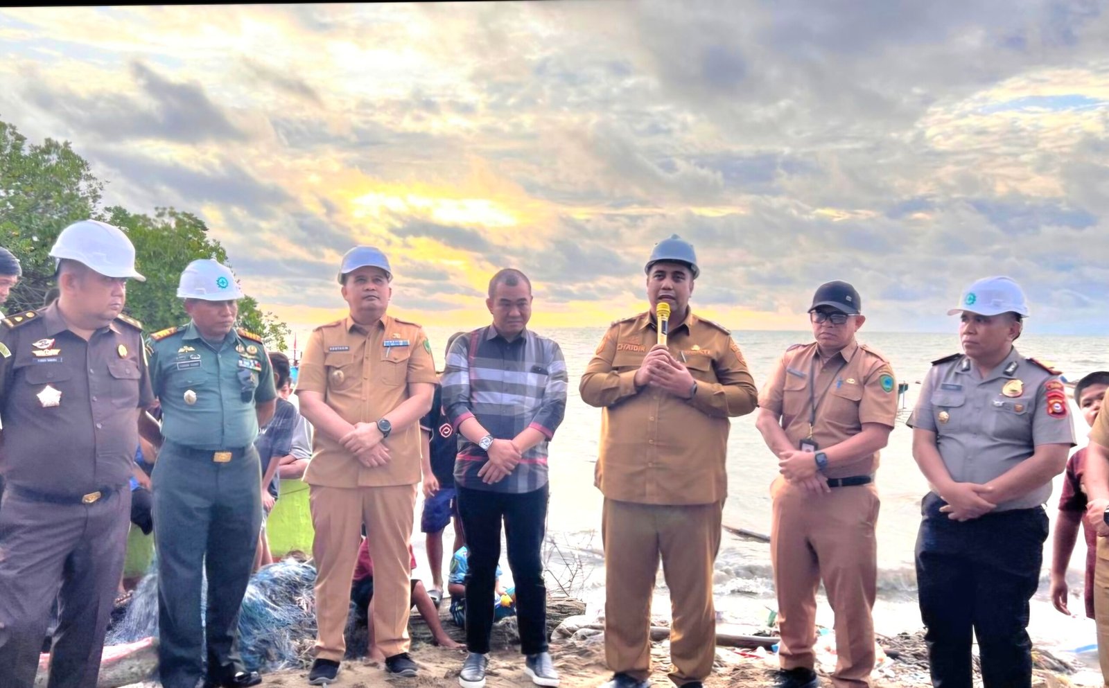 Wujudkan Pemukiman Layak, Bupati Maros Chaidir Syam Letakkan Batu ...